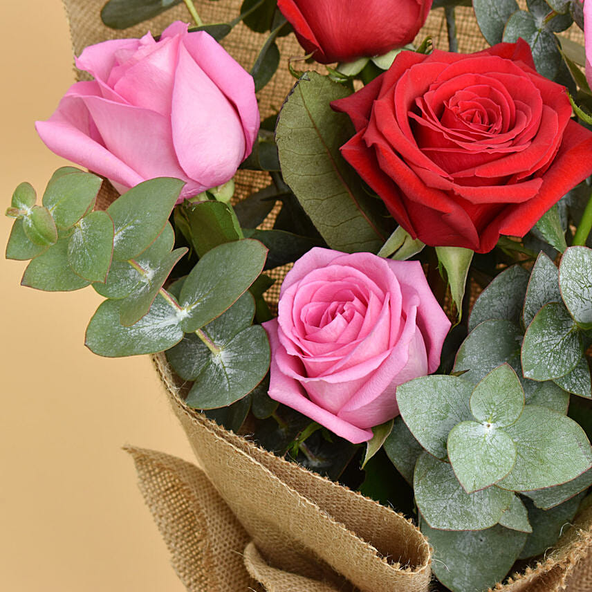 أون لاين بوكيه ورد مشكل فخم أحمر وزهر في لفة بني توصيل هدايا في UAE - FNP