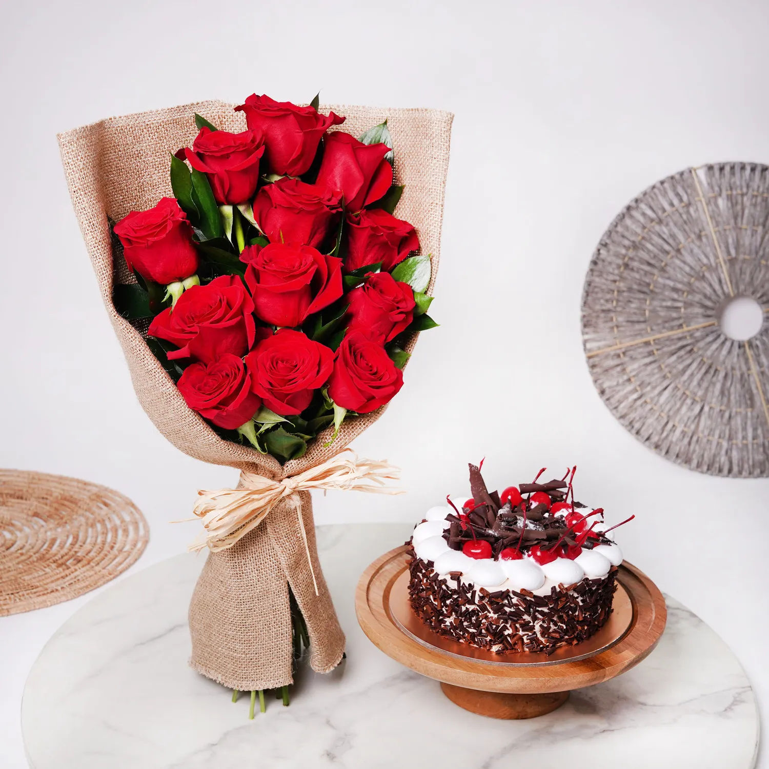 Online Red Roses Bunch & Black Forest Cake Gift Delivery in UAE - FNP